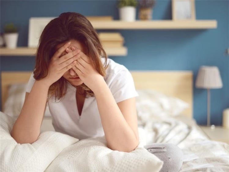 Con dâu cưới 3 năm vẫn ngủ điều hòa đến 10h trưa, mẹ chồng còng lưng ...