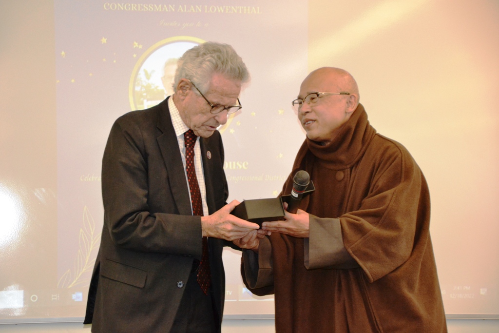 Dân Biểu Alan Lowenthal đã ‘lắng nghe tiếng nói của cử tri’ và mang về ...